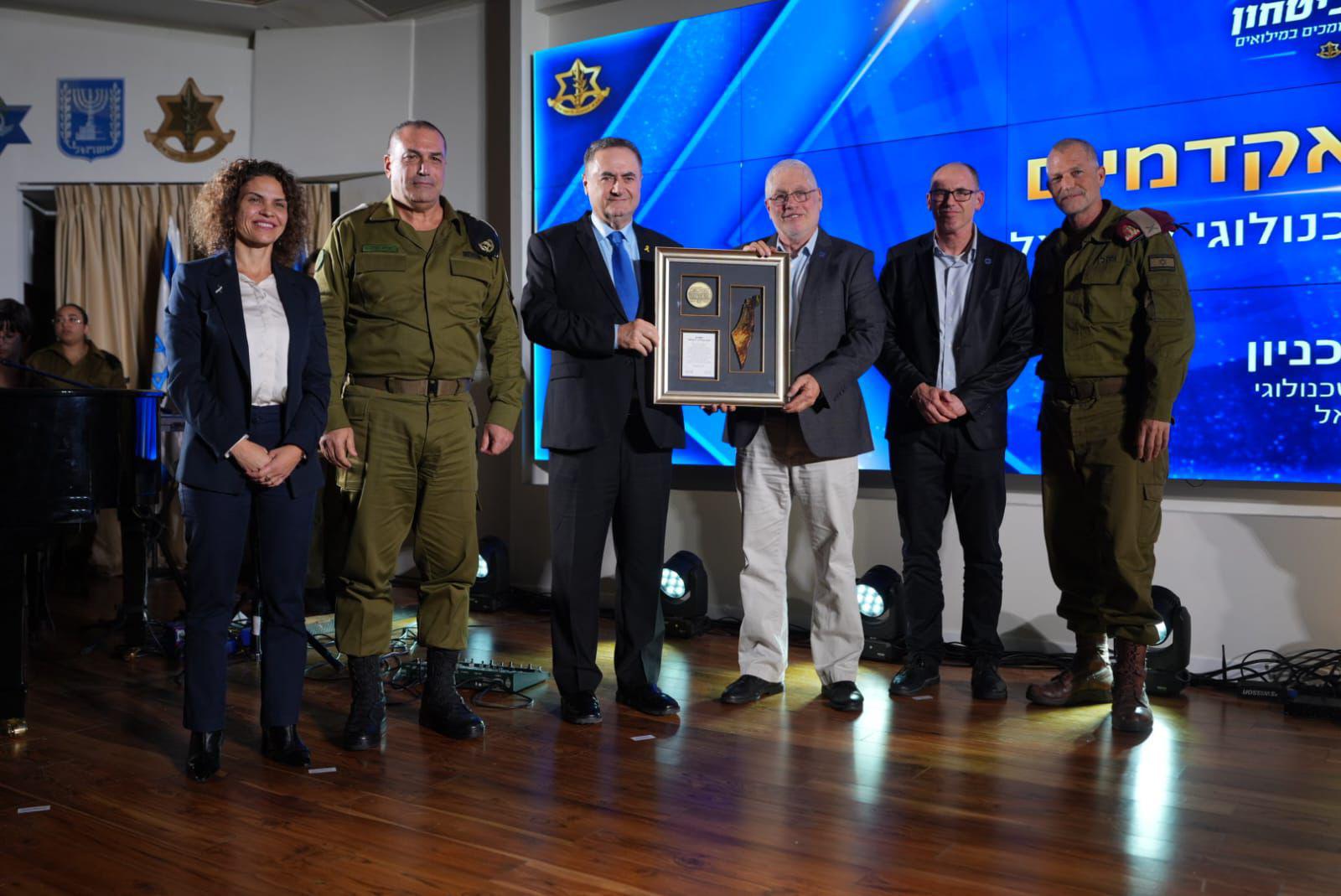 In the presence of the Defense Minister and the Chief of the General ...